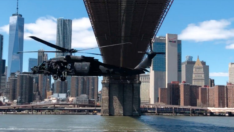 Military helicopter flyby underneath the Brooklyn Bridge in NYC - Crew ...