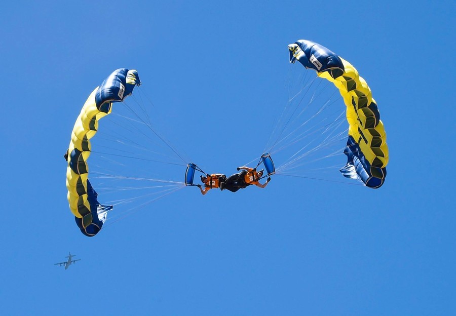 Navy Seals pulled of a spectacular parachute jumping on to a packed ...