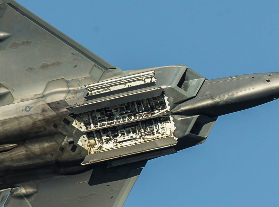 Comparison of F-35 Lightning II VS F-22 Raptor - Crew Daily